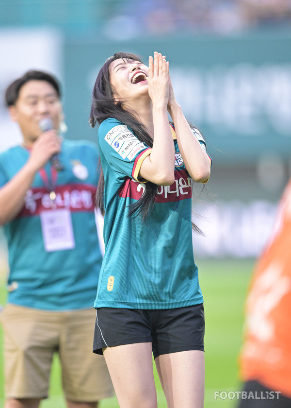 [포토] '시축 즐거워' 환하게 웃는 안유진